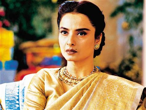 Rekha Was Forcefully Kissed By Her First Hero Vishwajeet She Cried On The Sets पहली ही फिल्म