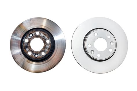 부식 방지 처리와 오래된 브레이크 디스크가 있는 새로운 브레이크 디스크가 흰색 배경에 클리핑 경로가 있는 격리되었습니다 기계 부분에 대한 스톡 사진 및 기타 이미지 Istock