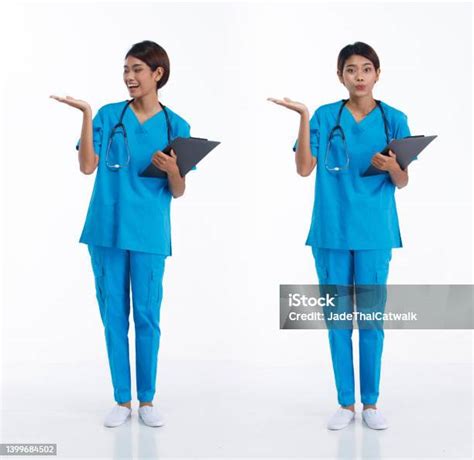 전체 길이 20 대 젊은 아시아 간호사 여성은 청진기를 착용 파란색 유니폼 빈 손바닥 와우 쇼 간호사에 대한 스톡 사진 및 기타