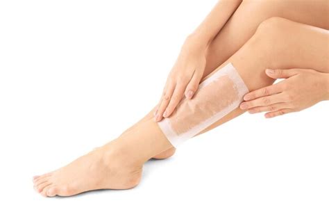 Mujer Joven Depilando Su Pierna Con Franja De Cera Sobre Fondo Blanco