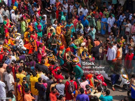 뭄바이에서 구디 파드바 또는 힌두교 새해를 축하하는 행렬 중에 자전거를 운전하는 전통적인 복장을 입은 아름다운 인도 여성 Gudi Padwa에 대한 스톡 사진 및 기타
