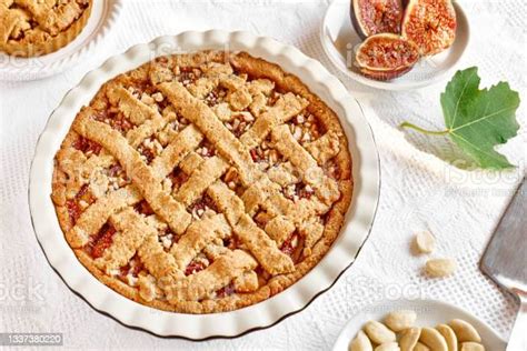 쿠키 크러스트 베이스를 곁들인 수제 무화과 타르트 흰색 식탁보가있는 테이블에 무화과와 아몬드가있는 쇼트 브레드 파이 가을 베이킹 0명에 대한 스톡 사진 및 기타 이미지