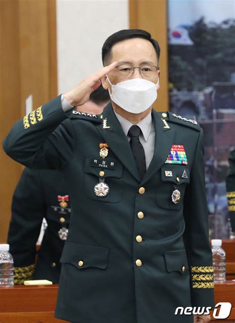 [국감]경례하는 박정환 육군참모총장 뉴스1