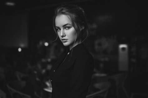 배경 화면 얼굴 검은 여자들 단색화 모델 초상화 금발의 피사계 심도 긴 머리 뷰어를보고 사진술 음악가 유행 이반 프로 스쿨린 줄리아 타브 리나