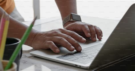 편안한 직장에서 프로젝트를 진행하는 동안 랩톱 컴퓨터에 타이핑하는 사업가의 자른 샷 사진 Unsplash의 태국 이미지