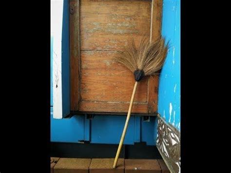 COLOCA UNA ESCOBA DETRÁS DE LA PUERTA ! - YouTube | Escoba de paja ...