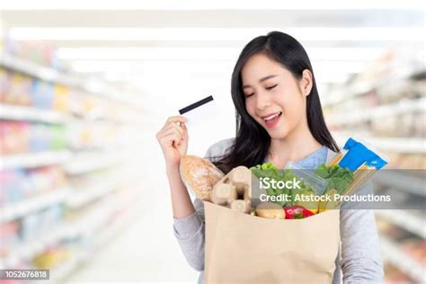 신용 카드로 슈퍼마켓에서 식료품을 쇼핑 하는 아름 다운 아시아 여자 슈퍼마켓에 대한 스톡 사진 및 기타 이미지 슈퍼마켓 지불 한 명의 여자만 Istock