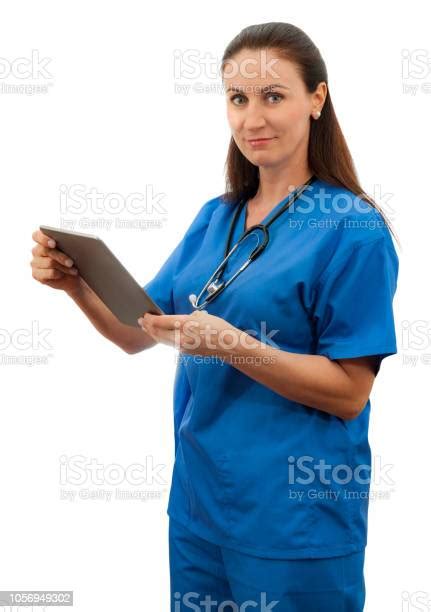 여자의 건강 관리 공급자 및 기술 포함 하는 클립 경로와 흰색 절연 디지털 태블릿 컴퓨터를 사용 하 여 성숙한 백인 여성
