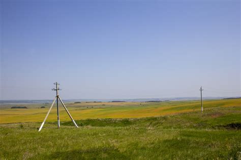 무료 이미지 전지 경치 하늘 식물 자연 경관 구름 가공 전력선 전송 타워 잔디 목초지 평원 도로 농업 수평선 바람 탑 폴 대초원 들