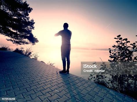 그의 스마트 시계 애플 리 케이 션을 사용 하 여 피트 니스 진행 상황을 모니터링 하는 러너 선수 가득 찬에 대한 스톡 사진 및 기타 이미지 Istock