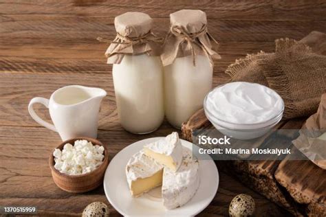 매일 소비를위한 신선한 유제품 우유 2병 사워 크림 한 그릇 나무 테이블에 코티지 치즈 개체 그룹에 대한 스톡 사진 및 기타 이미지 Istock