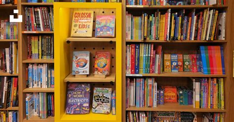 많은 책이 가득한 책장 사진 Unsplash의 무료 책 이미지