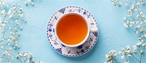 파란색 배경에 신선한 꽃이있는 차 한 잔 맨 위 보기 공간을 복사합니다 찻잔에 대한 스톡 사진 및 기타 이미지 찻잔 0명