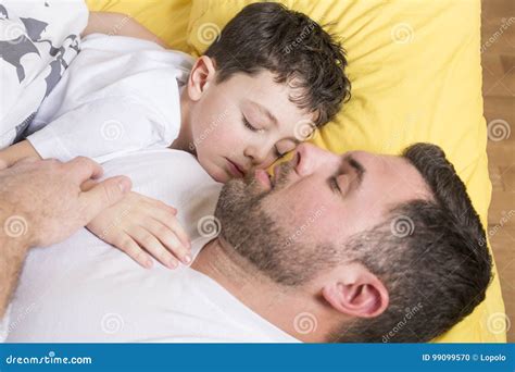 Pai E Filho Na Cama Tempo Feliz Foto De Stock Imagem De Higiene