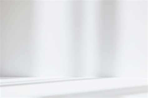 제품 프레젠테이션을 위한 추상적인 흰색 스튜디오 배경입니다 창의 그림자가있는 빈 방입니다 흐리게 배경이 있는 제품을 표시합니다 0명에 대한 스톡 사진 및 기타 이미지