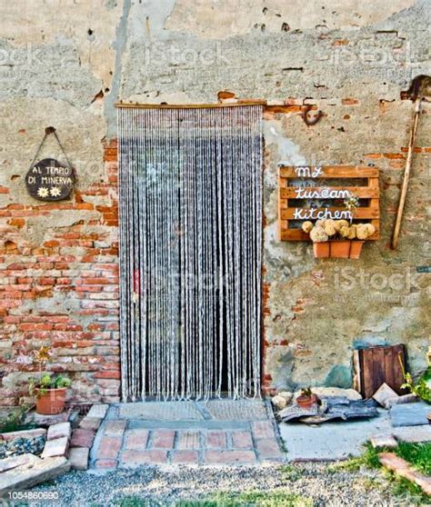 지난 몇 년 동안 농업에 사용 되는 고 대 도구와 오래 된 농장의 문 녹색에 대한 스톡 사진 및 기타 이미지 녹색 말굽 빨강 Istock