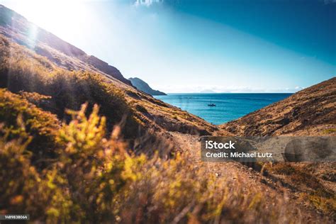 마데이라 섬과 대서양의 해안 풍경이 내려다 보이는 해변으로가는 길에 볼 수 있습니다 São Lourenço 마데이라 섬 포르투갈 유럽 0명에 대한 스톡 사진 및 기타 이미지