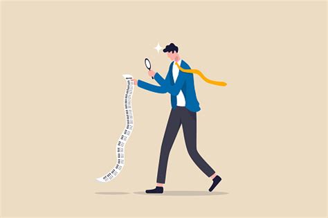 비즈니스 또는 개인 금융 개념에 대한 청구서 비용 및 비용 분석 긴 송장 영수증 용지에 예산 소득세 또는 비용을 분석하기 위해 돋보기를 사용하는 스마트 사업가 세금에 대한