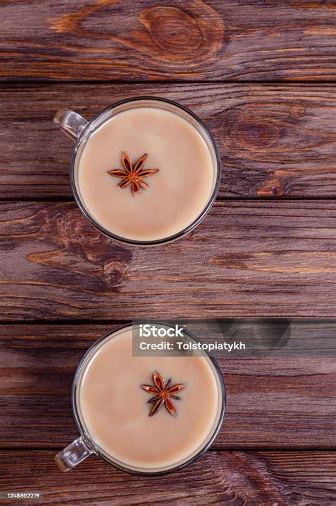 나무 배경에 전통적인 인도 차 마살라 차의 유리 컵 소박한 테이블 0명에 대한 스톡 사진 및 기타 이미지 0명 가을 갈색