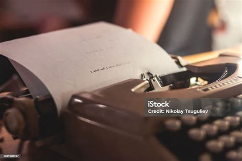 구식 타자기로 흰색 종이에 문자 편지를 쓰는 과정 따뜻한 방 조명의 현대 작가 기계 손 쓰기 및 인쇄의 가까이 보기 저널리즘에 대한 스톡 사진 및 기타 이미지 Istock