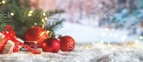 전나무 가지 콘 빨간 공 촛불의 크리스마스 장식 구성 보케 축제 겨울 배경과 추상적 인 배경에 크리스마스와 새해 개념 배너 복사 공간 0명에 대한 스톡 사진 및 기타 이미지