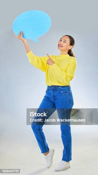 말풍선 여성 포인팅 및 학생 프레젠테이션 대학 기회 또는 포럼을 위한 채팅 또는 커뮤니케이션 초상화 정보 및 대학 Faq 또는 스튜디오 흰색 배경에 대한 인용문 20 24