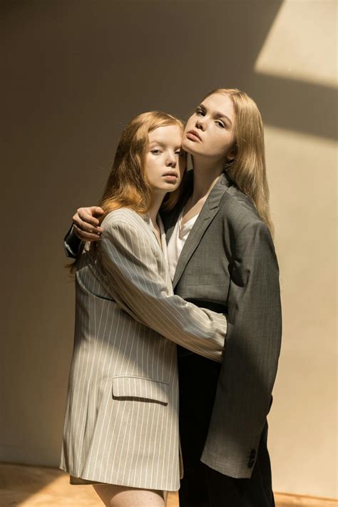 공식적인 옷차림 극적인 조명 금발 런웨이 맞춤 정장 매우 복잡한 모델 모델링 보그 빛과 그림자 빨간 머리 서 있는 손질 수트 스타일리시한 스튜디오