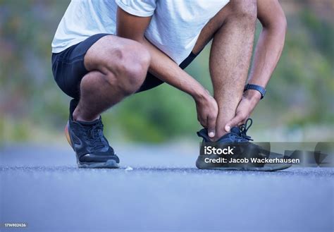 피트니스 운동 및 달리기 운동 또는 훈련 중 야외에서 발목 부상을 입은 남성 운동화와 다리 통증 근육 부상 또는 유산소 운동을 위한 도로에서의 사고가 있는 운동선수 또는