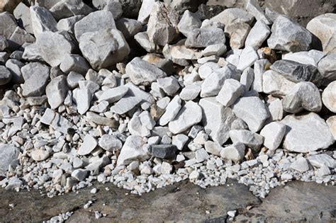 유럽 이탈리아 카라라 대리석 채석장 카라라 대리석은 조각 및 건물 장식에 사용하기 위해 인기있는 고품질의 흰색 또는 파란색 회색 대리석의 유형입니다 0명에 대한 스톡 사진