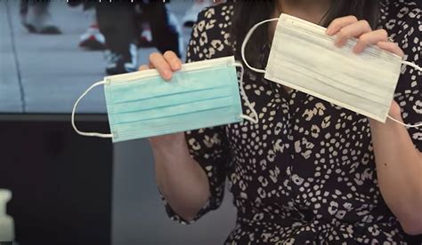 코로나 바이러스 의사가 손을 씻고 얼굴 마스크를 착용하는 올바른 방법을 설명합니다