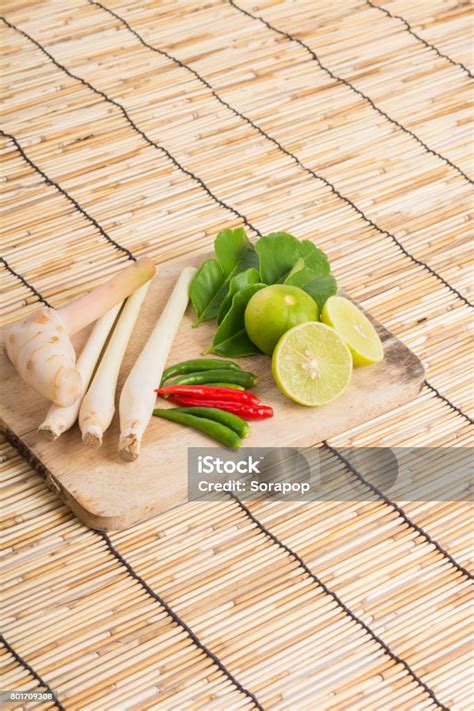 태국 톰 얌 수프 허브와 향신료 Lemongrass 카피 르 라임 잎 Galangal 레몬 고추 갈랑갈에 대한 스톡 사진 및