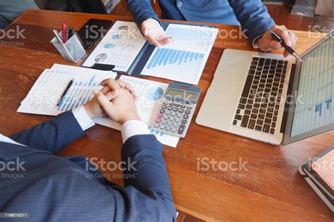 비즈니스 컨설팅 사업가 회의 브레인 스토밍 보고서 프로젝트 분석 경영자에 대한 스톡 사진 및 기타 이미지 경영자 계획