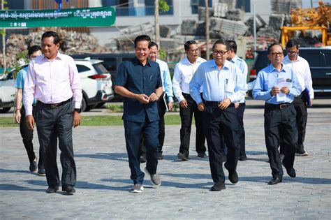 លោក ឃួង ស្រេង បានដឹកនាំ មន្ត្រី ជំនាញ ពាក់ព័ន្ធ ចុះ ពិនិត្យ ទីតាំង ព្រះ រាជពិធី សួរសុខទុក្ខ