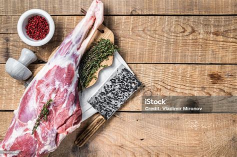 허브가있는 생 양고기 양고기 다리가있는 정육점 보드 나무 배경 상단 보기 공간 복사 0명에 대한 스톡 사진 및 기타 이미지 0명 검은색 고기 Istock