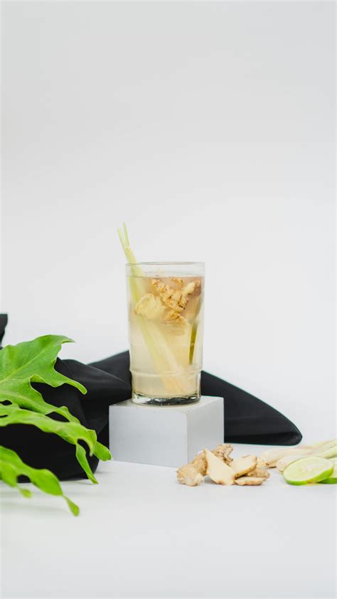 건강 혜택 건강한 건강한 차 다도 따뜻한 음료 레몬 그라스 레몬그라스 생강차 레몬그라스 줄기 레몬그라스 티 목조 목조 판자 배경을 흐리게 보드 뿌리