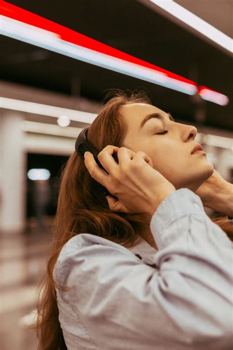 Девушка в наушниках