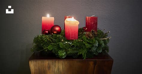 나무 탁자 위에 앉아있는 촛불 그룹 사진 Unsplash의 무료 초 이미지