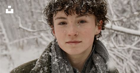 목에 스카프를 두르고 눈 속에 서 있는 여자 사진 Unsplash의 무료 사람 이미지