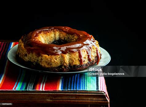 초콜릿 플란 멕시코 초코필란 초콜릿 비스킷 케이크 캐러멜 커스터드 푸딩 위에 캐러멜 소스를 얹고 테 다크 우드 테이블 0명에 대한 스톡 사진 및 기타 이미지 Istock