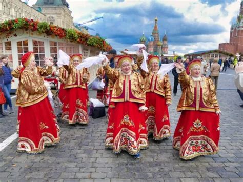 Lebendige Matroschka auf dem Roten Platz Moskau