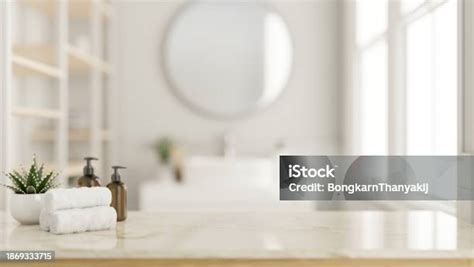모던하고 하얗고 깨끗한 욕실에 세면도구가 있는 고급 대리석 테이블 위에 복사 공간 화장실 건축물에 대한 스톡 사진 및 기타 이미지 화장실 건축물 조리대 호화로움