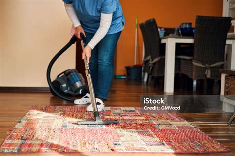 가사 청소 서비스 집에서 바닥을 진공 청소기로 청소하는 가사 도우미 45 49세에 대한 스톡 사진 및 기타 이미지 45 49