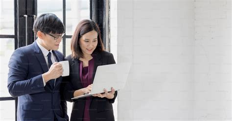 비즈니스 동료 노트북 노트북 컴퓨터의 사람들과 사무실에서 함께 일하는 이야기 사진 Unsplash의 태국 이미지