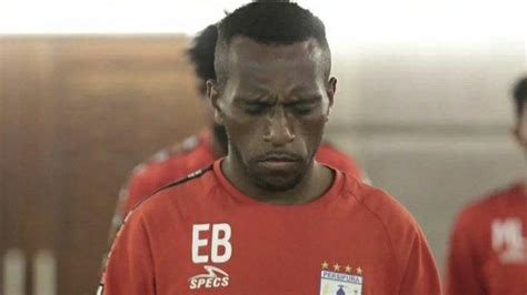 Panjang Umur Elisa Basna Kerja Keras Demi Lambang Persipura Tribun