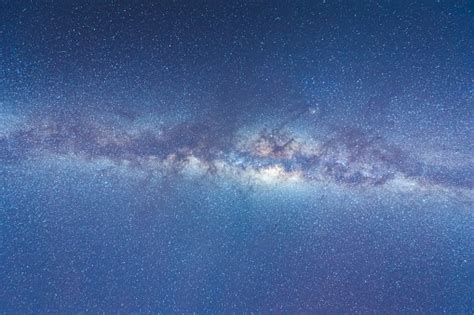 은하수와 산에서 분홍색 빛 밤 다채로운 풍경 여름에 언덕과 별이 빛나는 하늘 아름다운 우주 은하계와 공간 배경 여행 배경 배경 주제에 대한 스톡 사진 및 기타 이미지