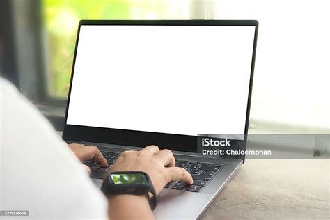 하얀 것을 보는 여성 노동자는 노트북 컴퓨터를 사용하여 빈 화면을 모의 온라인 학습 원격 작업 웹 검색 웹사이트 모형 표시 템플릿입니다 어깨 너머로 촬영한 장면 너머로