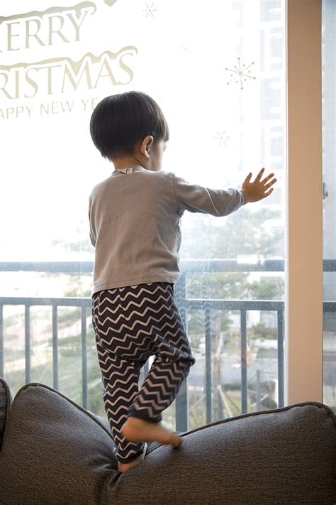 소파에 올라간 아이 유토이미지 상세페이지 베이직샵 사진 20744914