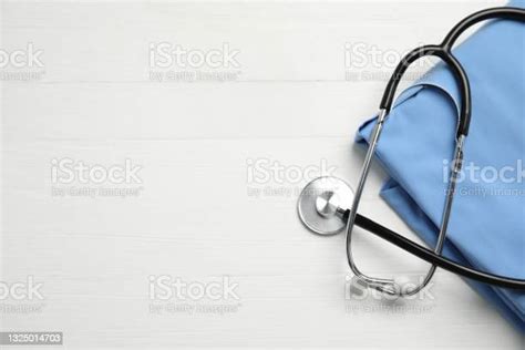 청진기와 흰색 나무 배경에 의료 유니폼 평면 누워 텍스트 공간 간호사에 대한 스톡 사진 및 기타 이미지 간호사 청진기