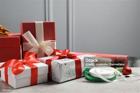 아름 다운 크리스마스 선물 상자는 종이에 싸여 있고 가벼운 테이블에 활로 장식 되어 있습니다 0명에 대한 스톡 사진 및 기타 이미지 Istock