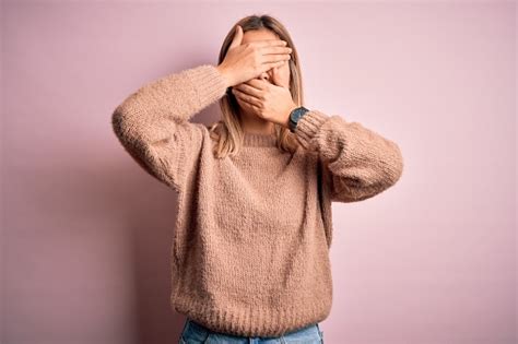 젊은 아름 다운 금발 여자 분홍색 고립 된 배경 위에 겨울 울 스웨터를 입고 눈으로 눈과 입을 덮고 놀라움과 충격 감정 숨기기 가리기에 대한 스톡 사진 및 기타 이미지
